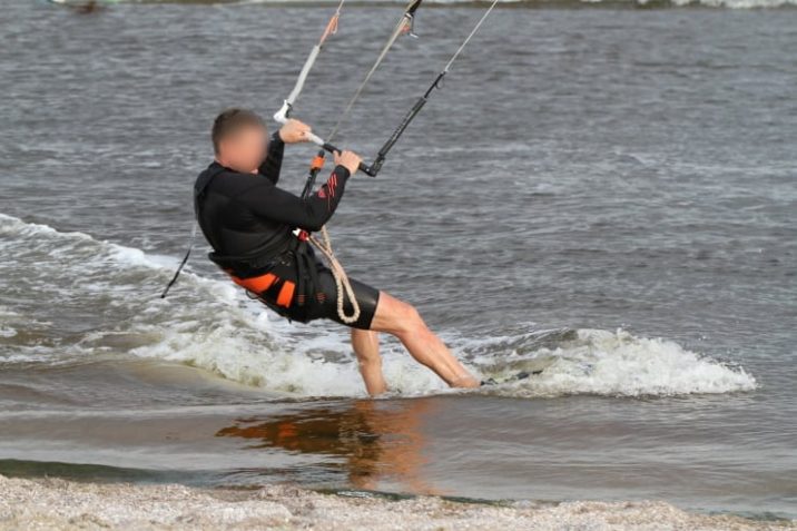 Best 4 Kiteboards For Beginners and Light Wind Warriors